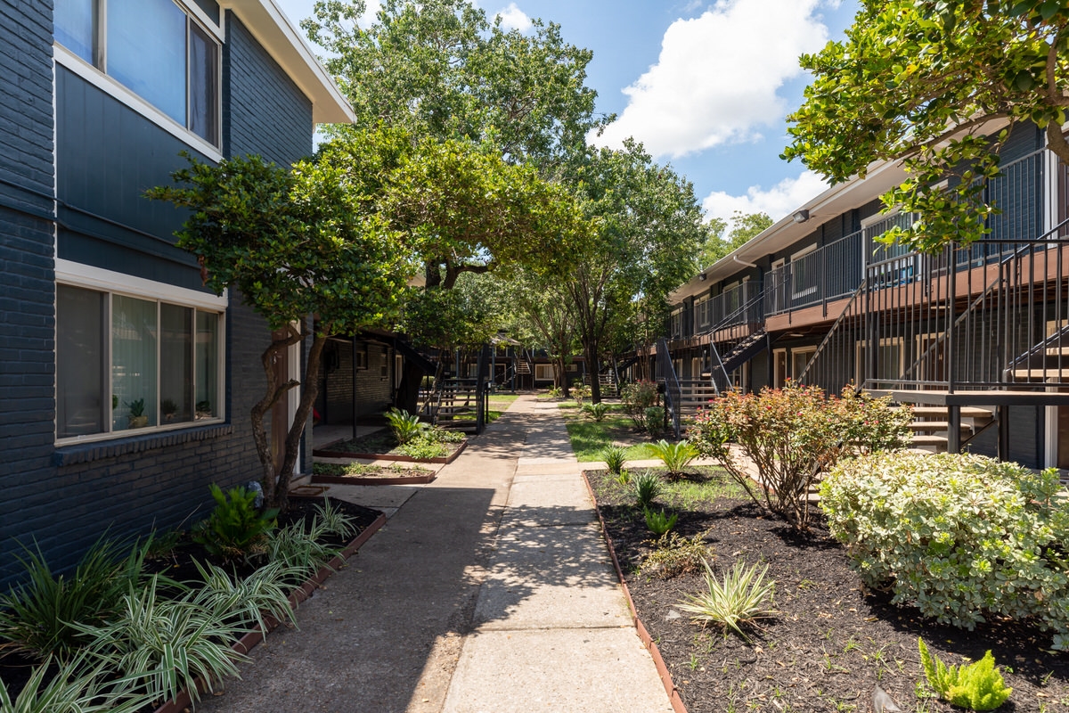 Encanto Apartments Houston - $956+ for 1 & 2 Bed Apts