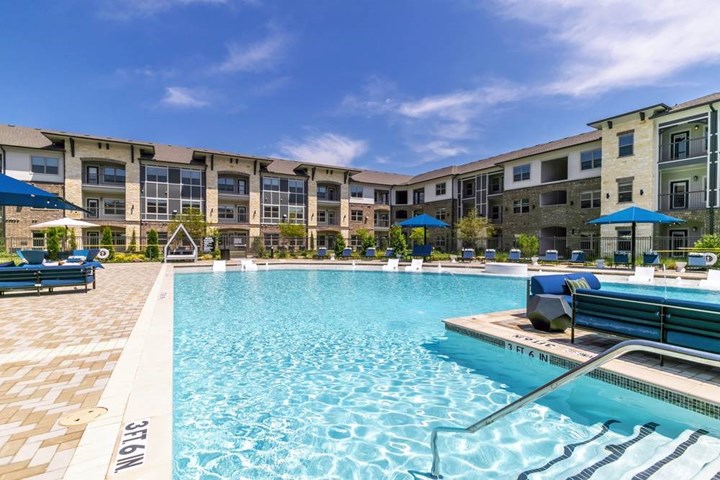 Hue On Greenhouse Apartments