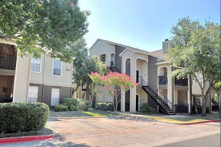 Willows on Rosemeade Dallas - $975+ for 1 & 2 Bed Apts