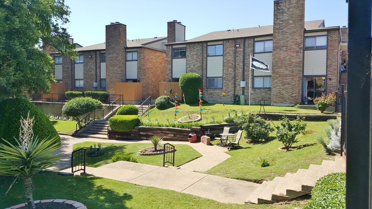 Spring Hollow Dallas - $809+ for 1 & 2 Bed Apts