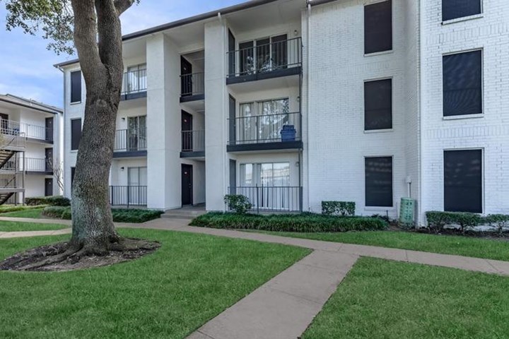 Villas on Rosemeade East Dallas - $874+ for 1 & 2 Beds