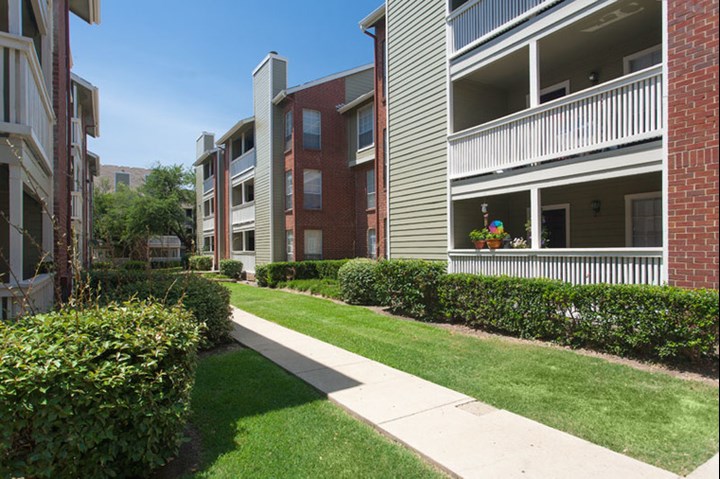 Sutton Place Apartments Dallas - $986+ for 1 & 2 Bed Apts