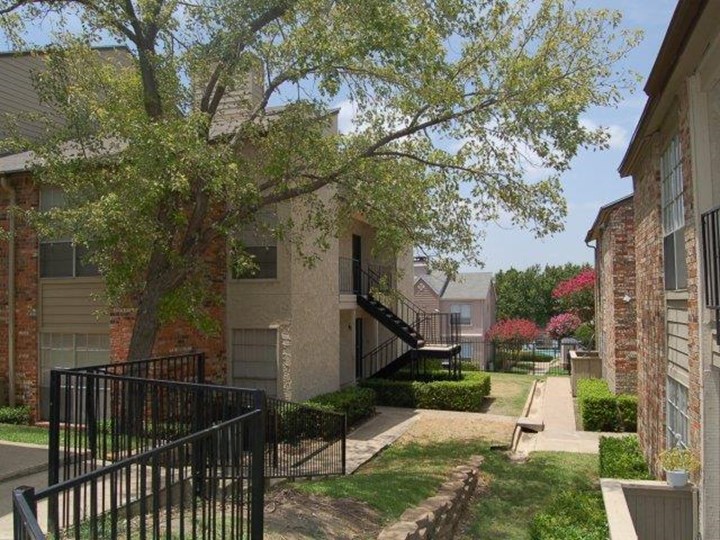 Hunters Court Dallas - $910+ for 1 & 2 Bed Apts