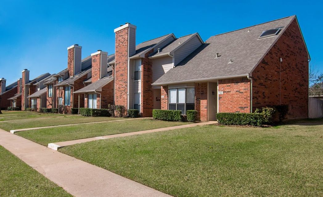 Park Place Townhomes Euless - $1804+ for 1 & 2 Bed Apts