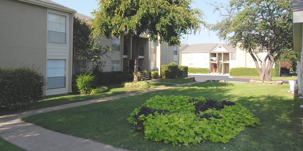 Shadowood Apartments Addison - $1110+ for 1 & 2 Bed Apts