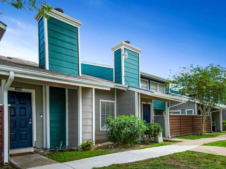 Casa Azul Townhomes Houston - $890+ for 1, 2 & 3 Bed Apts